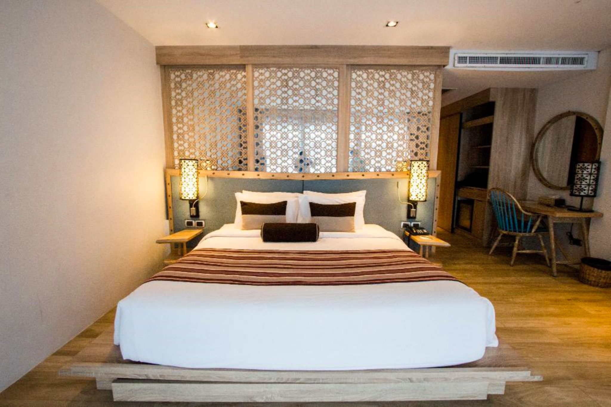 Deluxe Pool Access - Akira Lipe