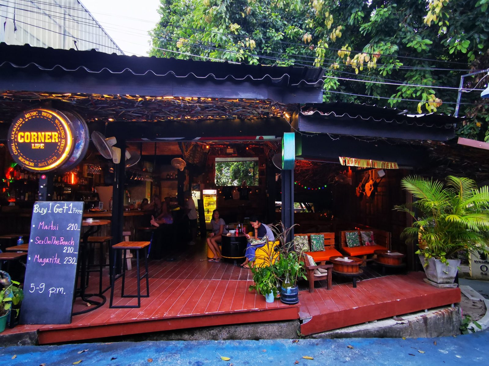 10 ร้านอาหารเกาะหลีเป๊ะ กิน-ดื่มชิลๆ ในบรรยากาศสุดฟิน - Akira Lipe