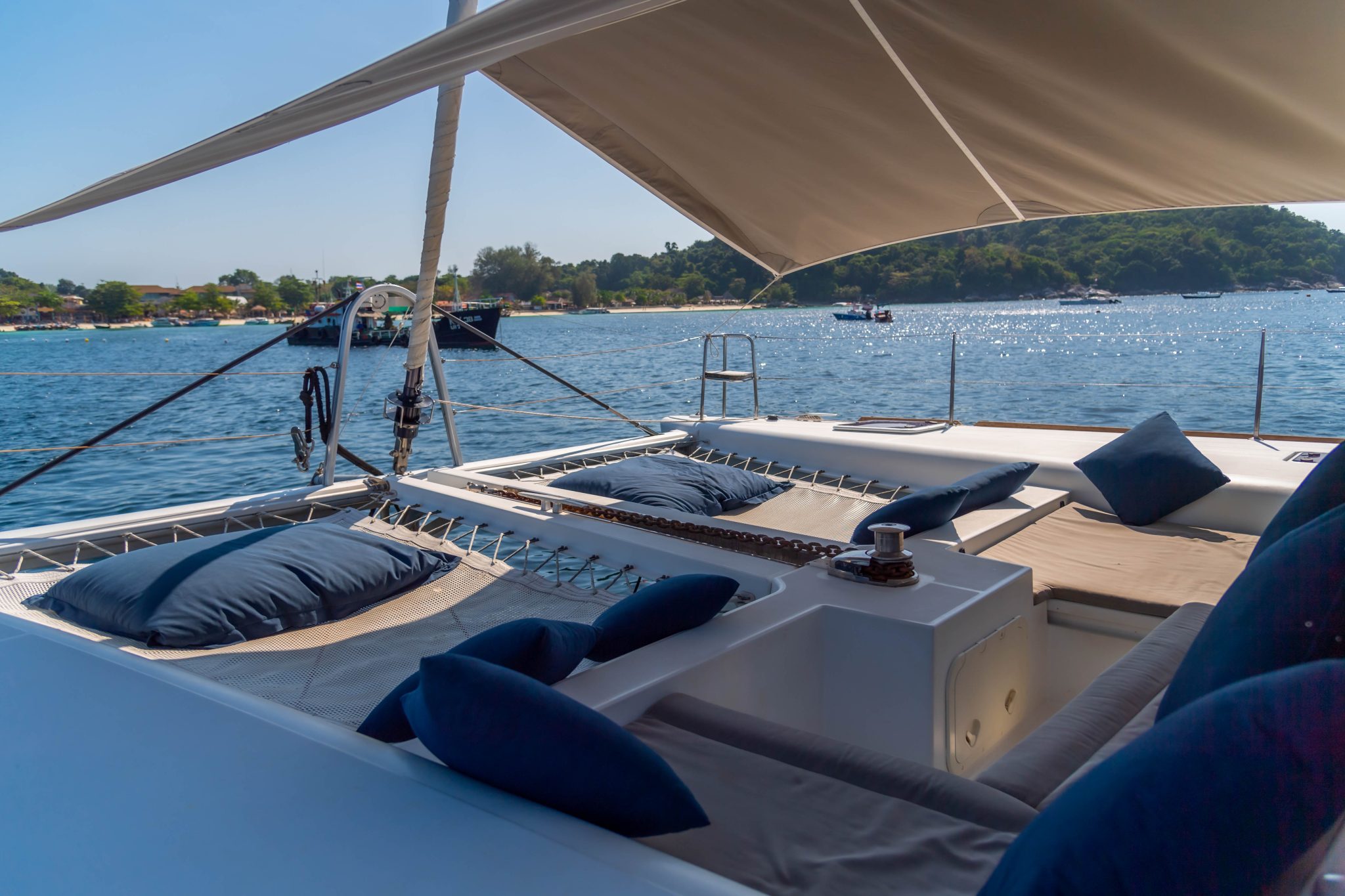 Yacht Lipe Akira Lipe also has a yacht cruise trip.